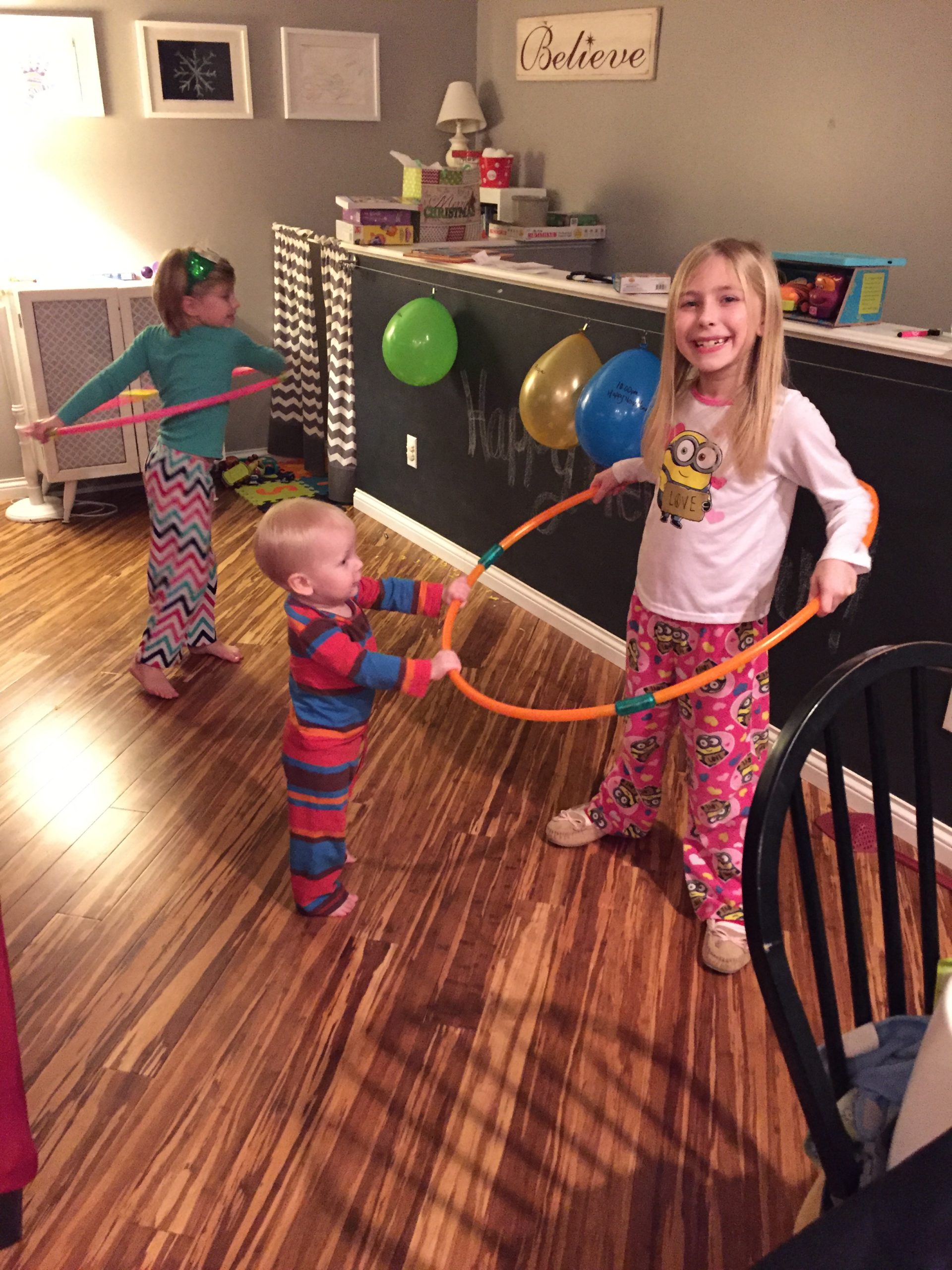 Unique New Years Eve Traditions | DIY Balloon Pop Party - Hearty Sol