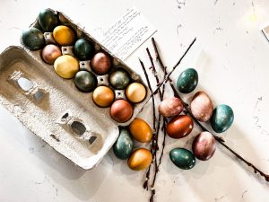 How to Naturally Dye your Easter Eggs - Hearty Sol