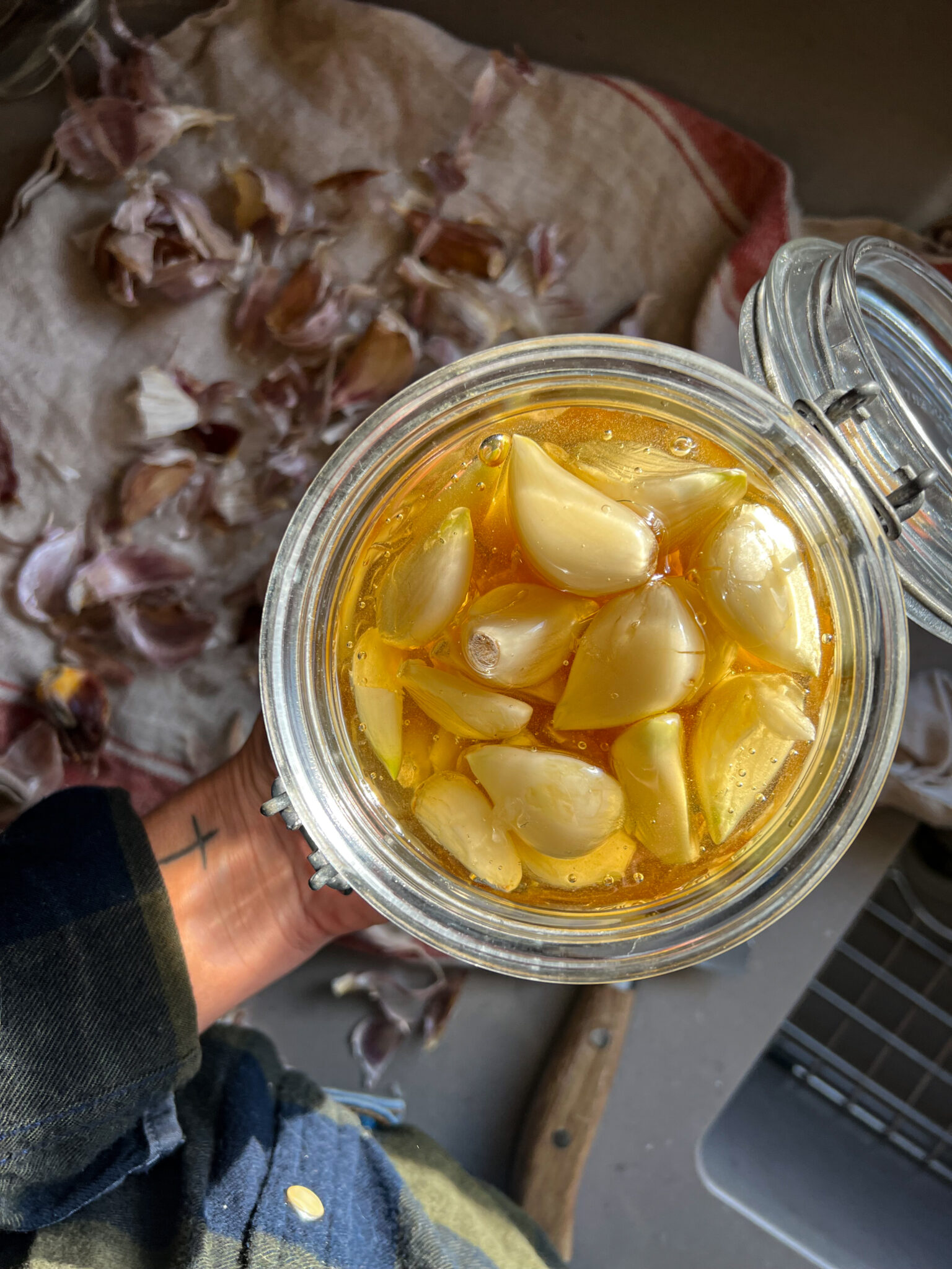 How to Make Fermented Garlic in Honey - Hearty Sol
