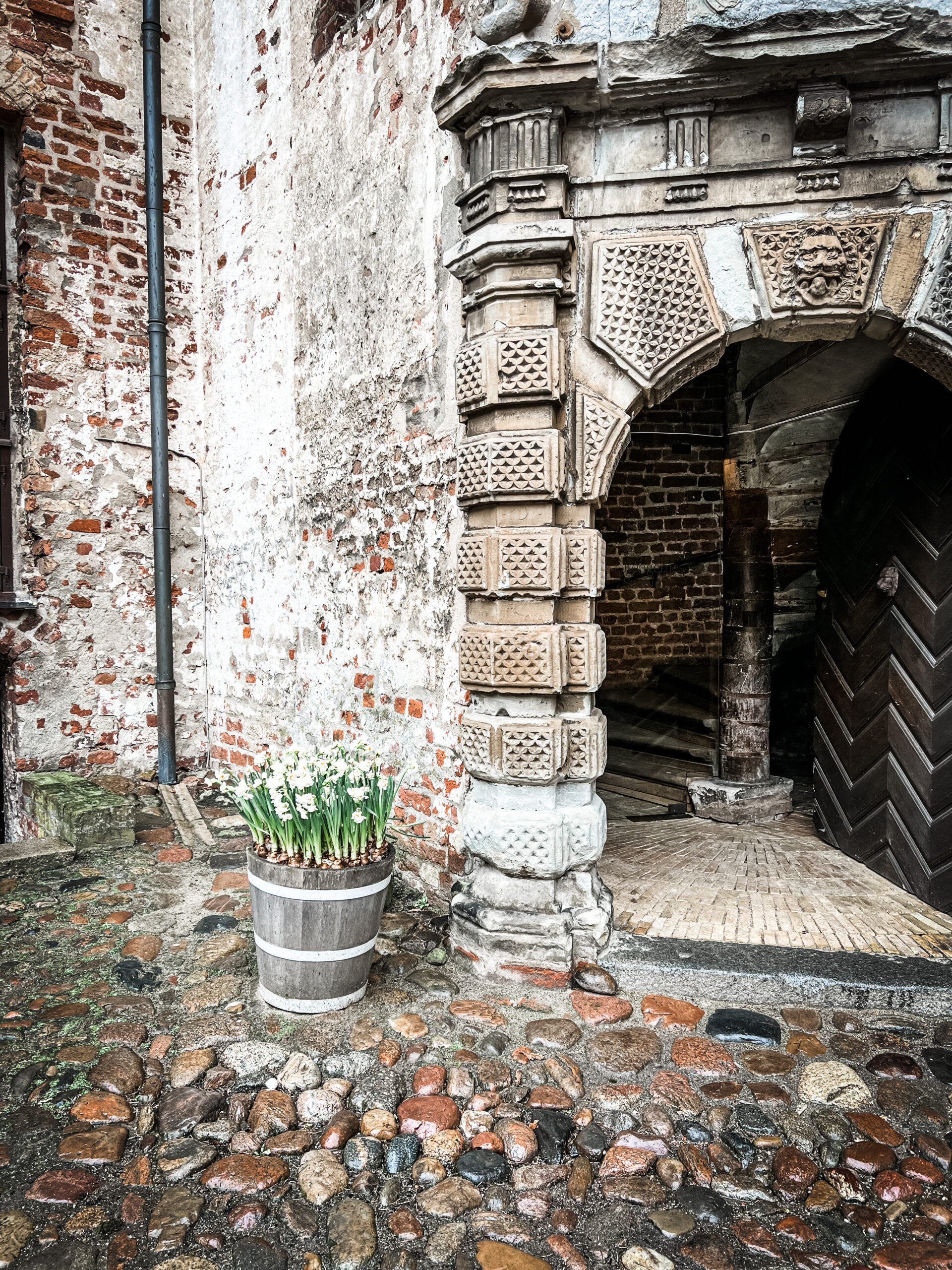 How to Create a Faux Stone Wall on a Budget - Hearty Sol